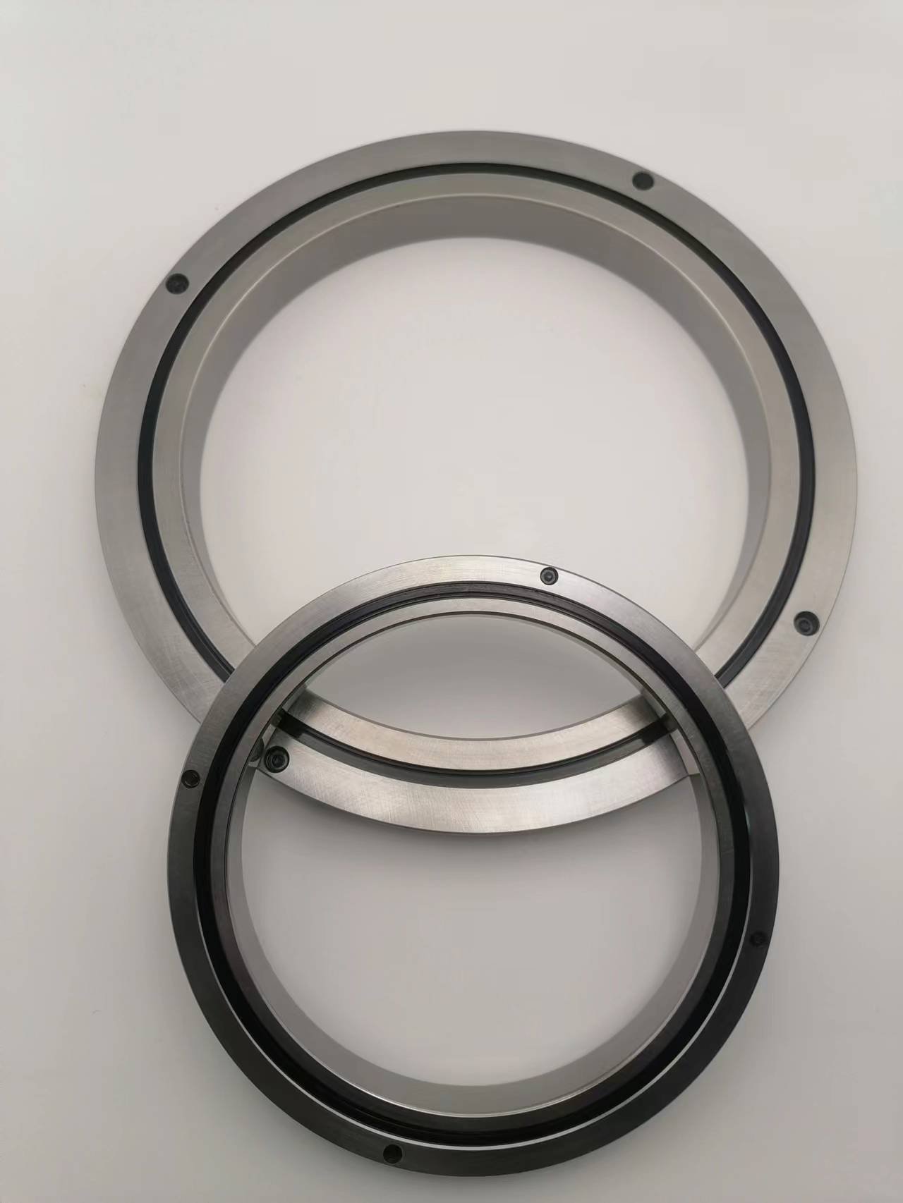 RB crossed roller bearing with integral inner ring and separate outer ...